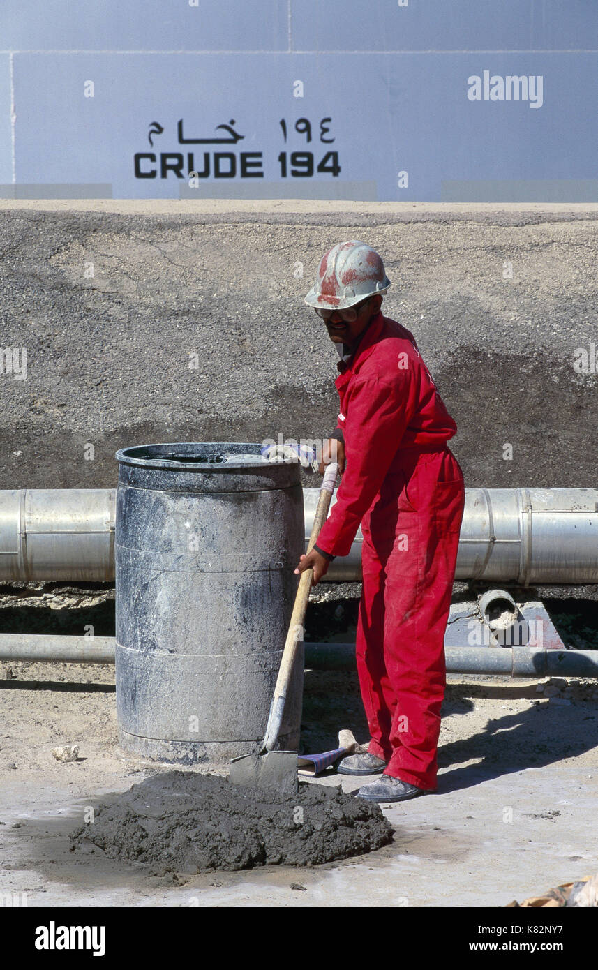 The world's largest oil refinery at Ras Tanura in Saudi Arabia ...