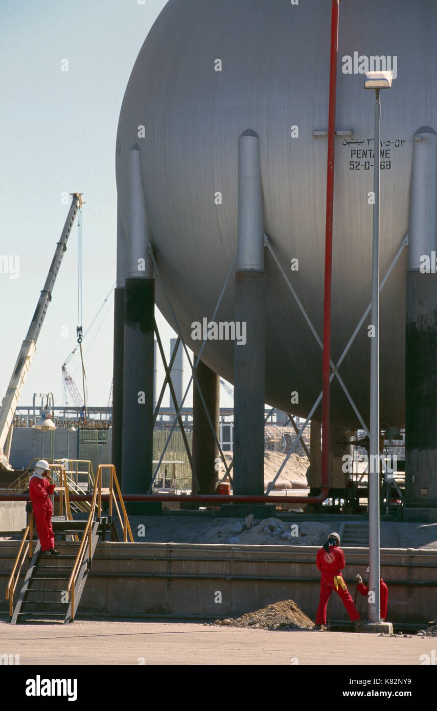 The world's largest oil refinery at Ras Tanura in Saudi Arabia ...