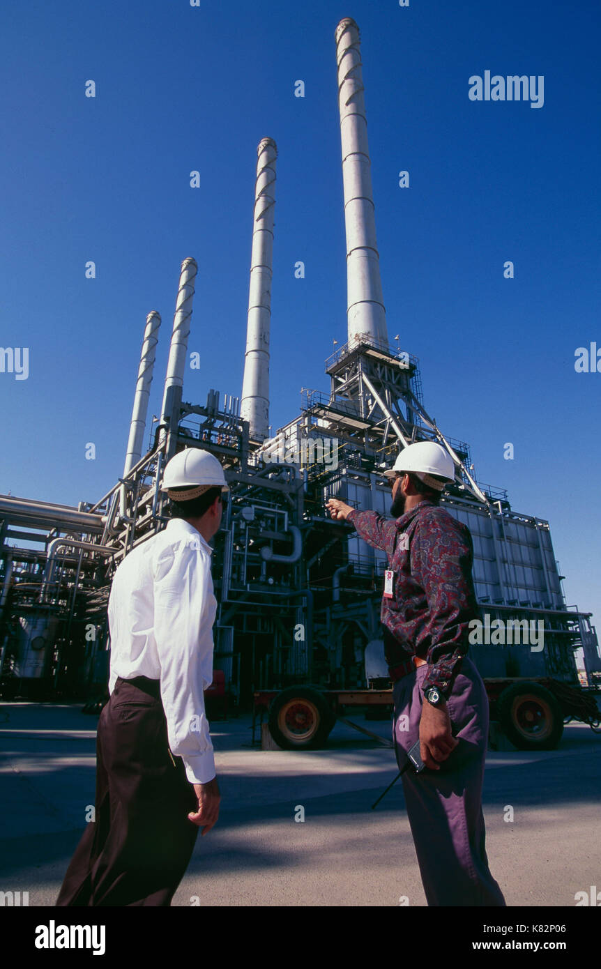 The world's largest oil refinery at Ras Tanura in Saudi Arabia ...