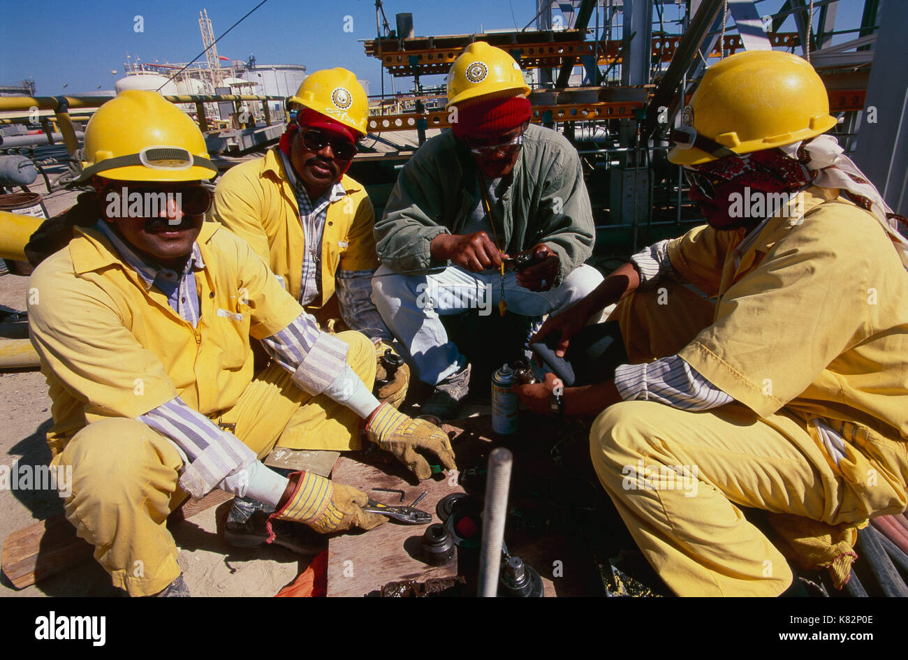 The world's largest oil refinery at Ras Tanura in Saudi Arabia ...