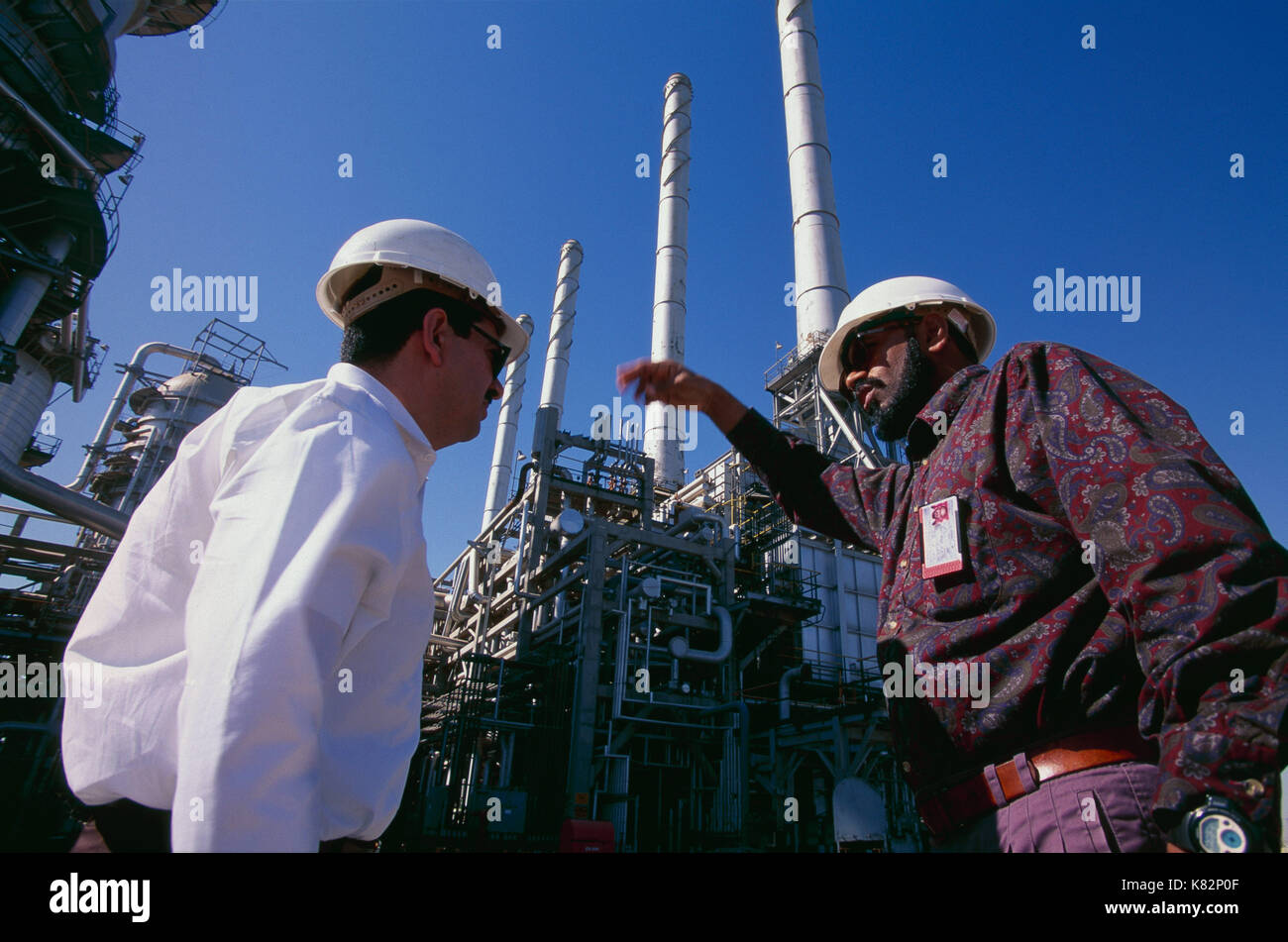 The world's largest oil refinery at Ras Tanura in Saudi Arabia ...