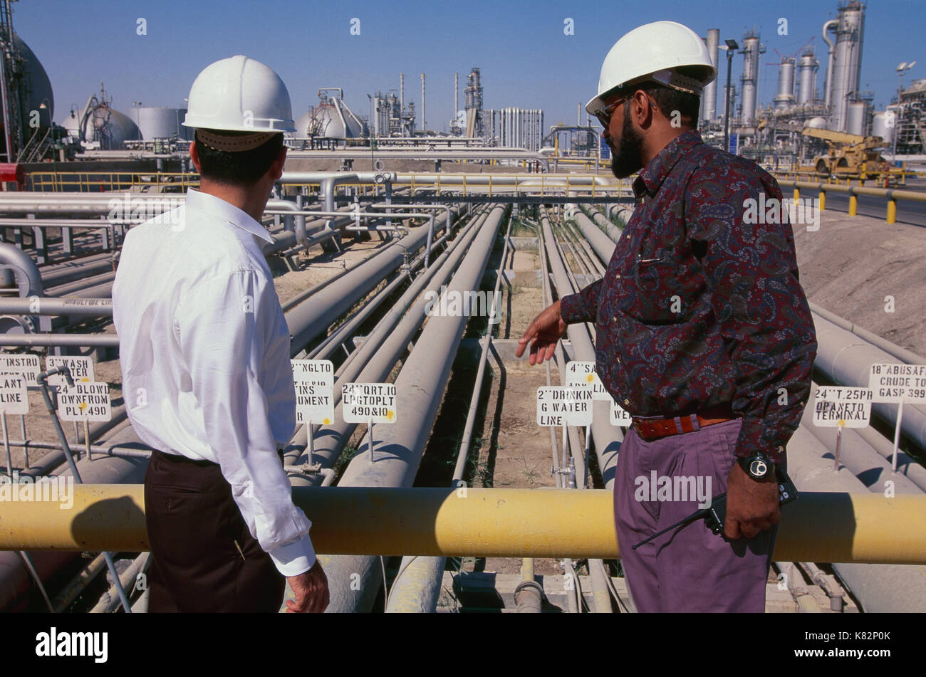 The world's largest oil refinery at Ras Tanura in Saudi Arabia ...