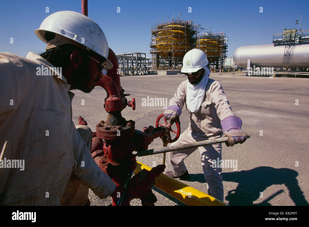 The world's largest oil refinery at Ras Tanura in Saudi Arabia ...
