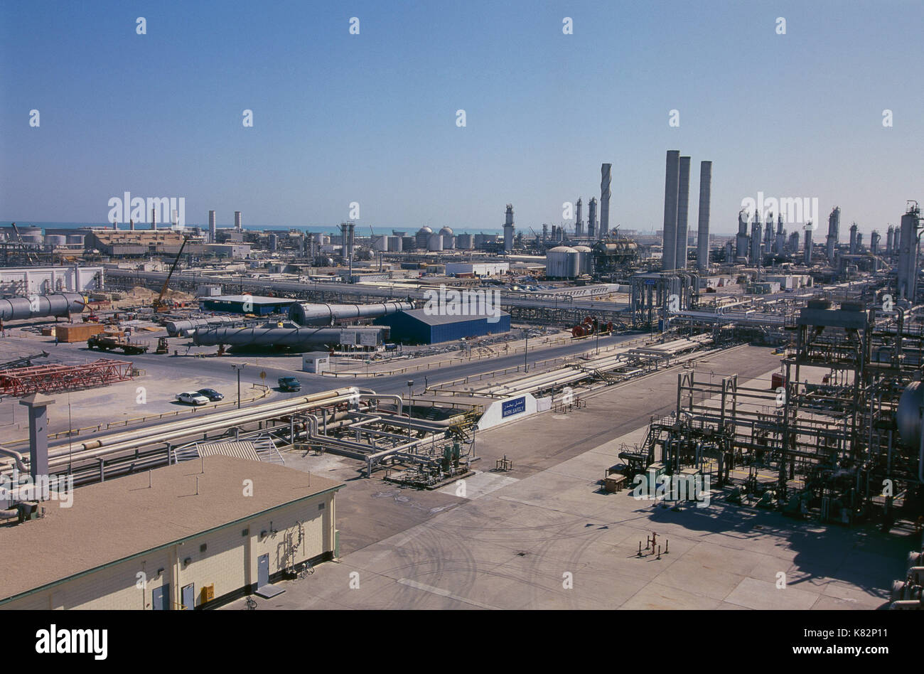 The world's largest oil refinery at Ras Tanura in Saudi Arabia ...