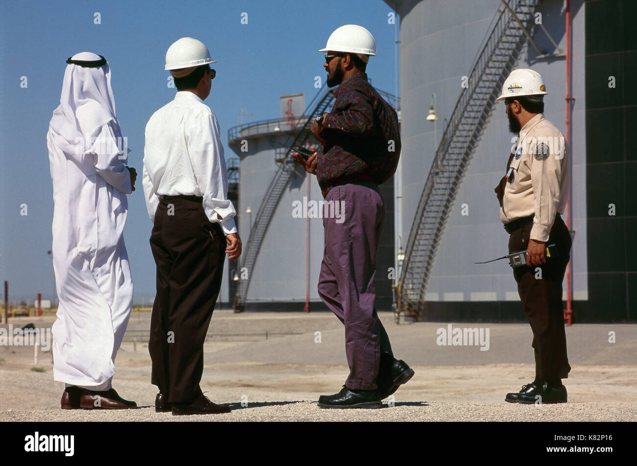 The world's largest oil refinery at Ras Tanura in Saudi Arabia ...