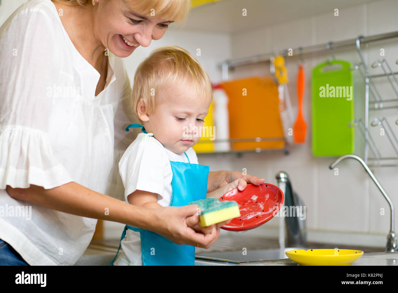 Family washing dishes together hi-res stock photography and images - Alamy