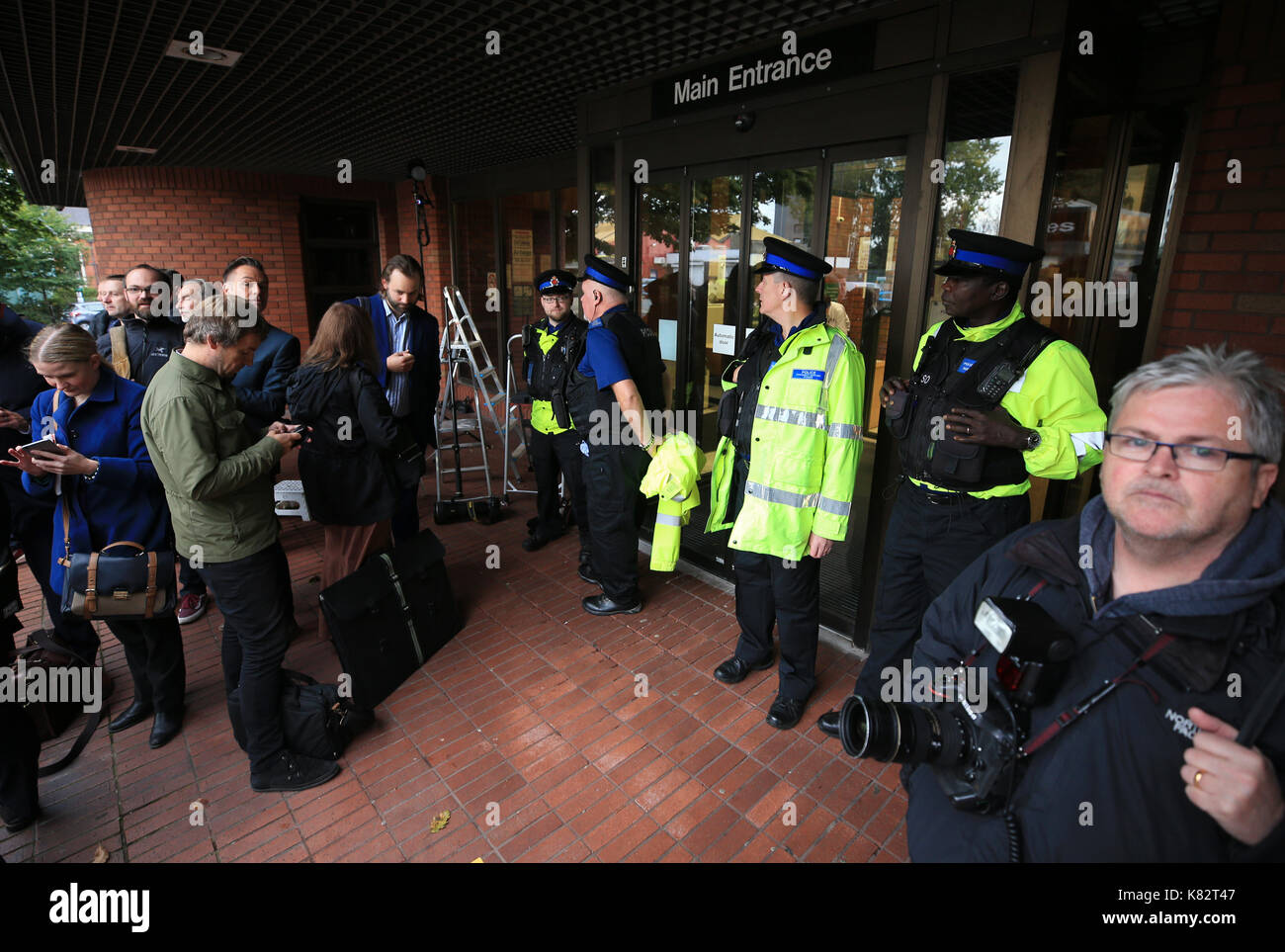 Police officers stand outside court hi-res stock photography and images ...