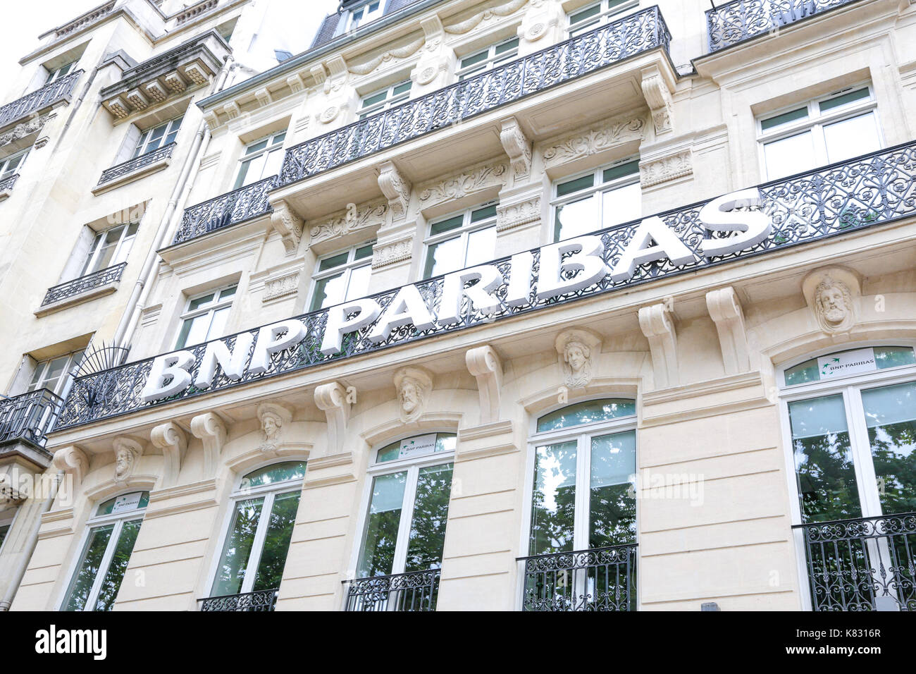 Bnp paribas building paris hi-res stock photography and images - Alamy