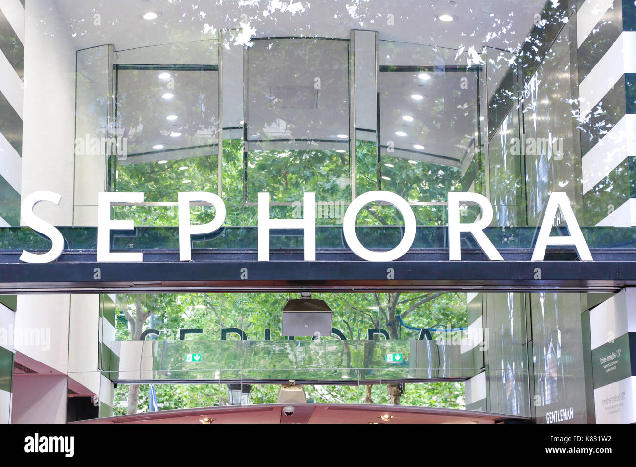 Sephora paris hi-res stock photography and images - Alamy