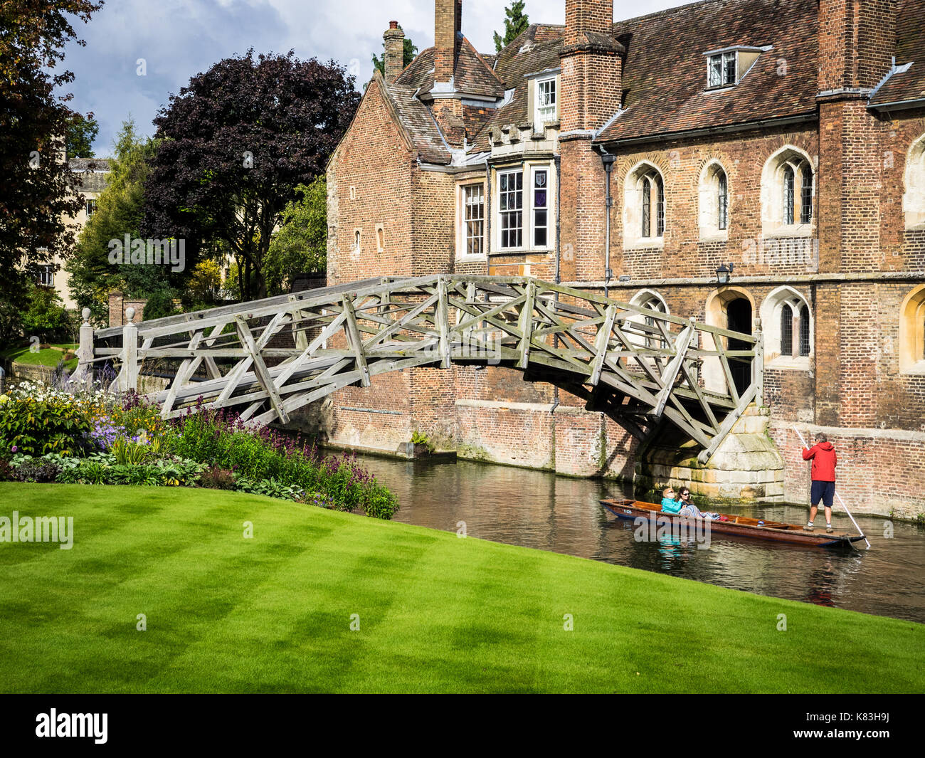 Cambridge Tourism - Mathematical Bridge - Queens College. Tourists punt ...