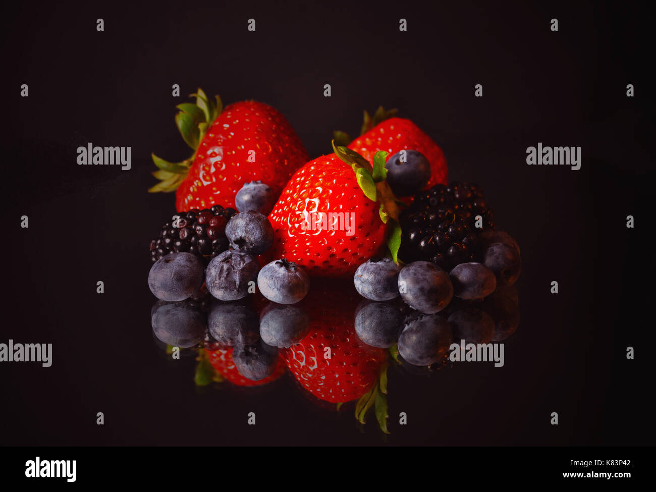 Red and black blackberries hi-res stock photography and images - Alamy
