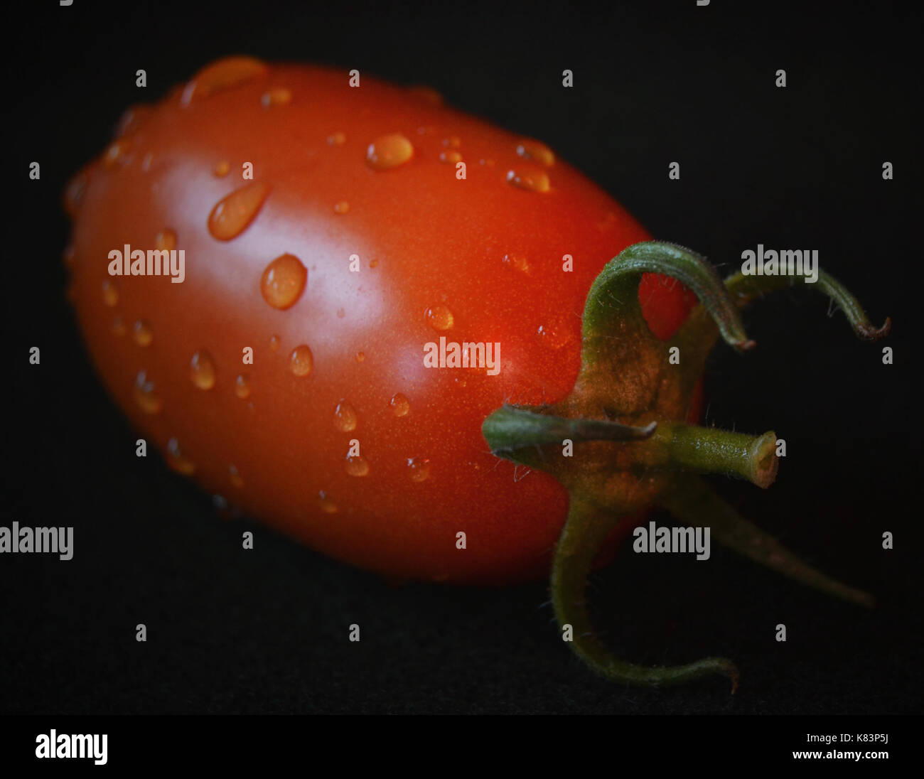 Tomato black background hi-res stock photography and images - Alamy