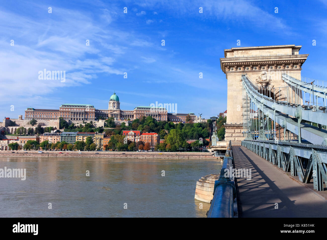 Buda castle and chain bridge at night hi-res stock photography and ...