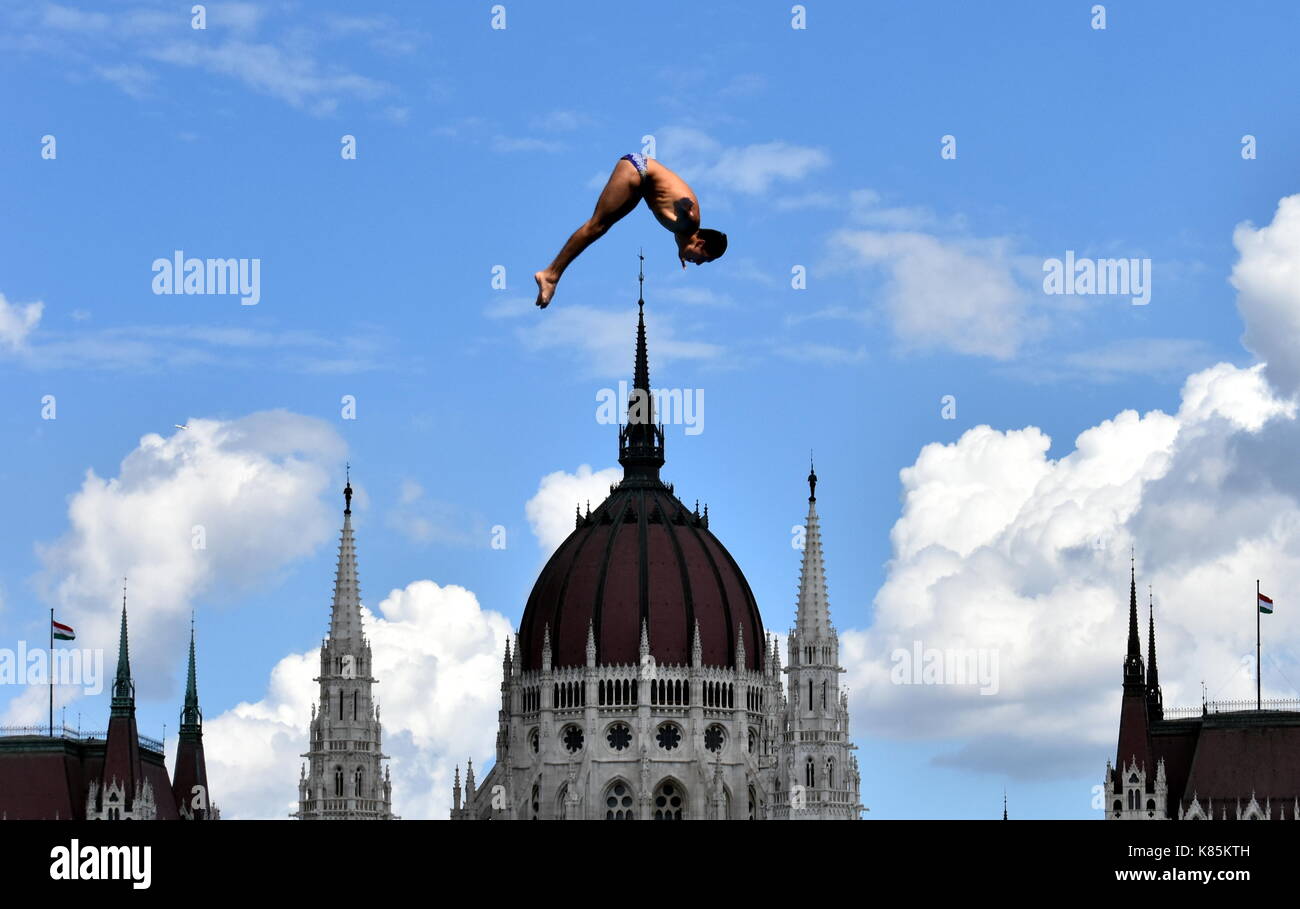 People jump from diving platform hi-res stock photography and images ...