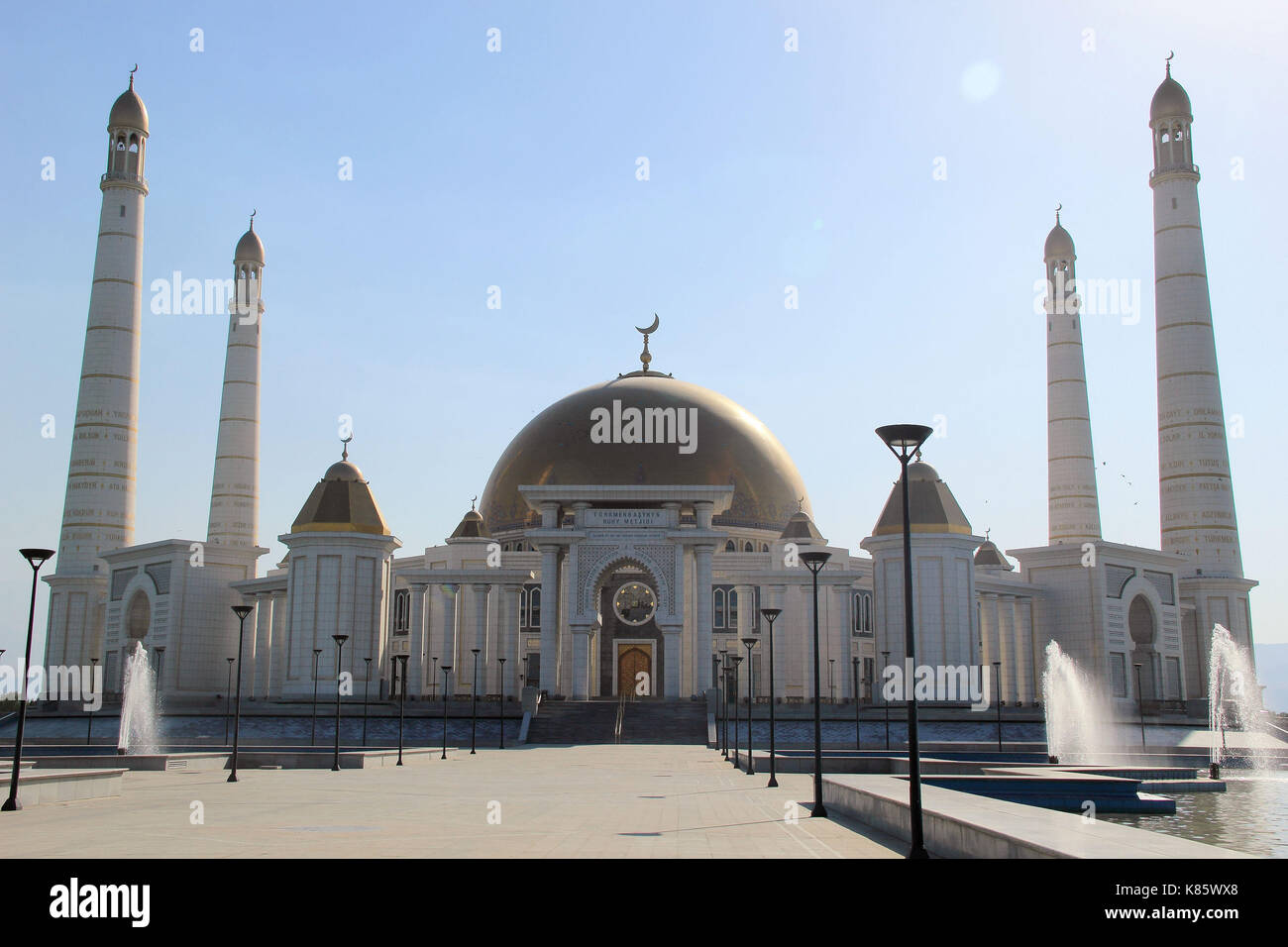 Worlds largest mosque hi-res stock photography and images - Alamy
