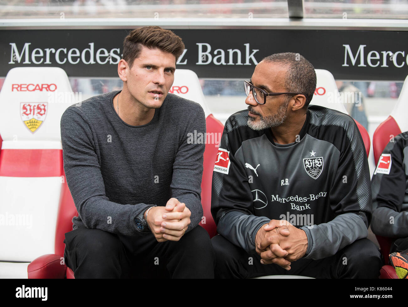 Mario GOMEZ (WOB) in zivil im Gespraech mit Mannschaftsarzt Dr. Raymond ...