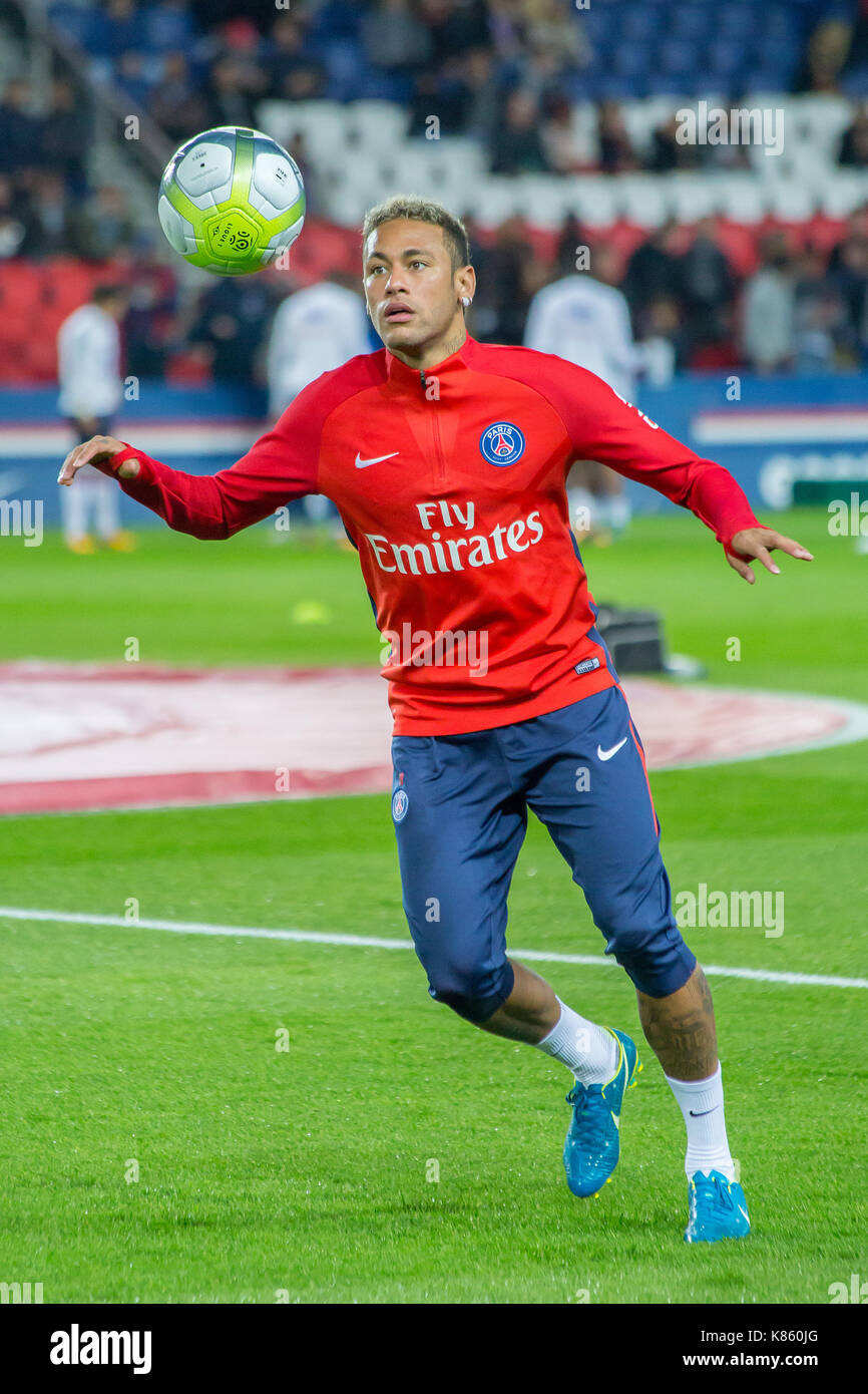 Neymar Jr. during warmup before the French Ligue 1 soccer match between ...