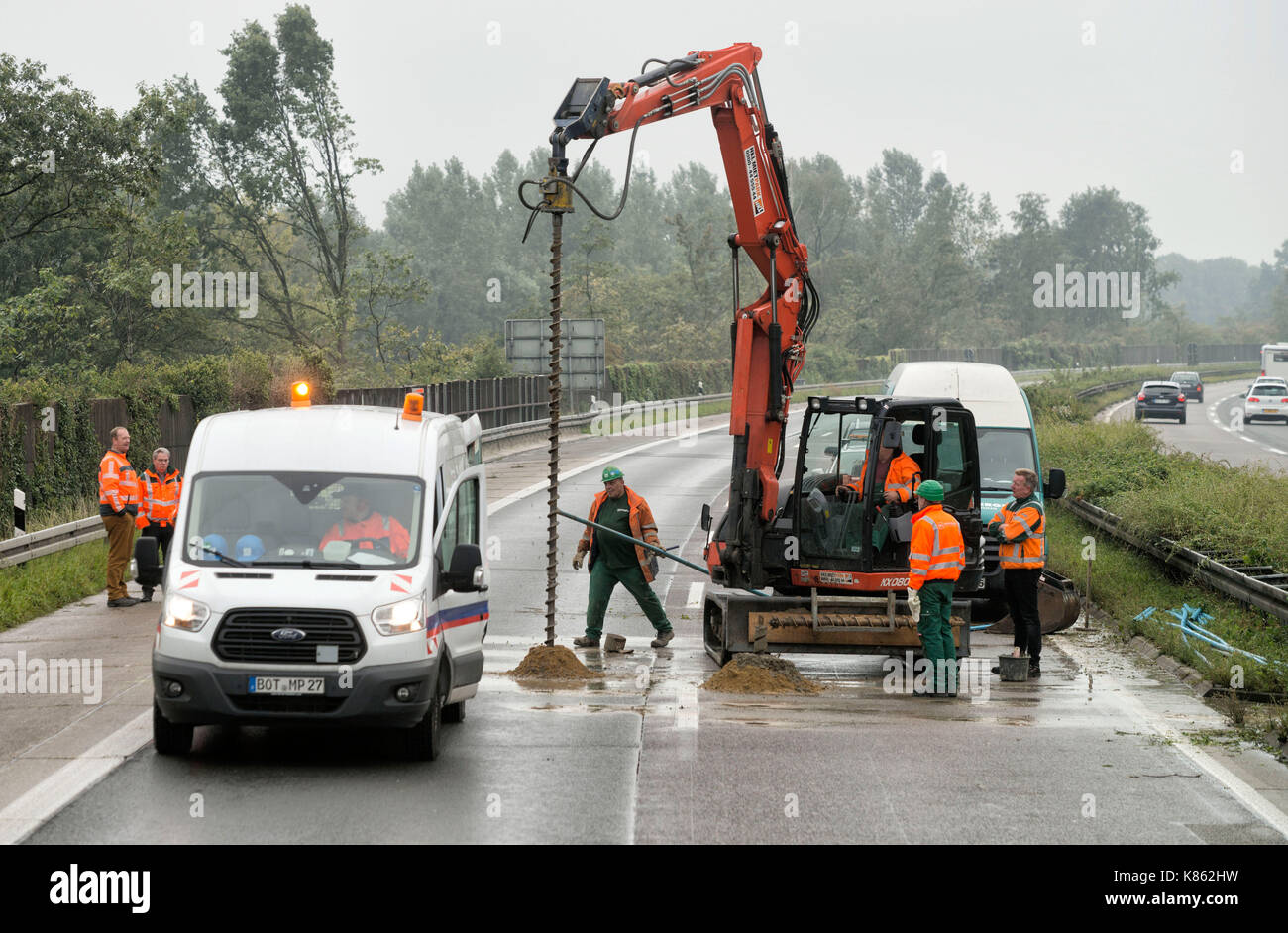 Wesel, Germany. 18th Sep, 2017. A construction crew takes soundings on ...