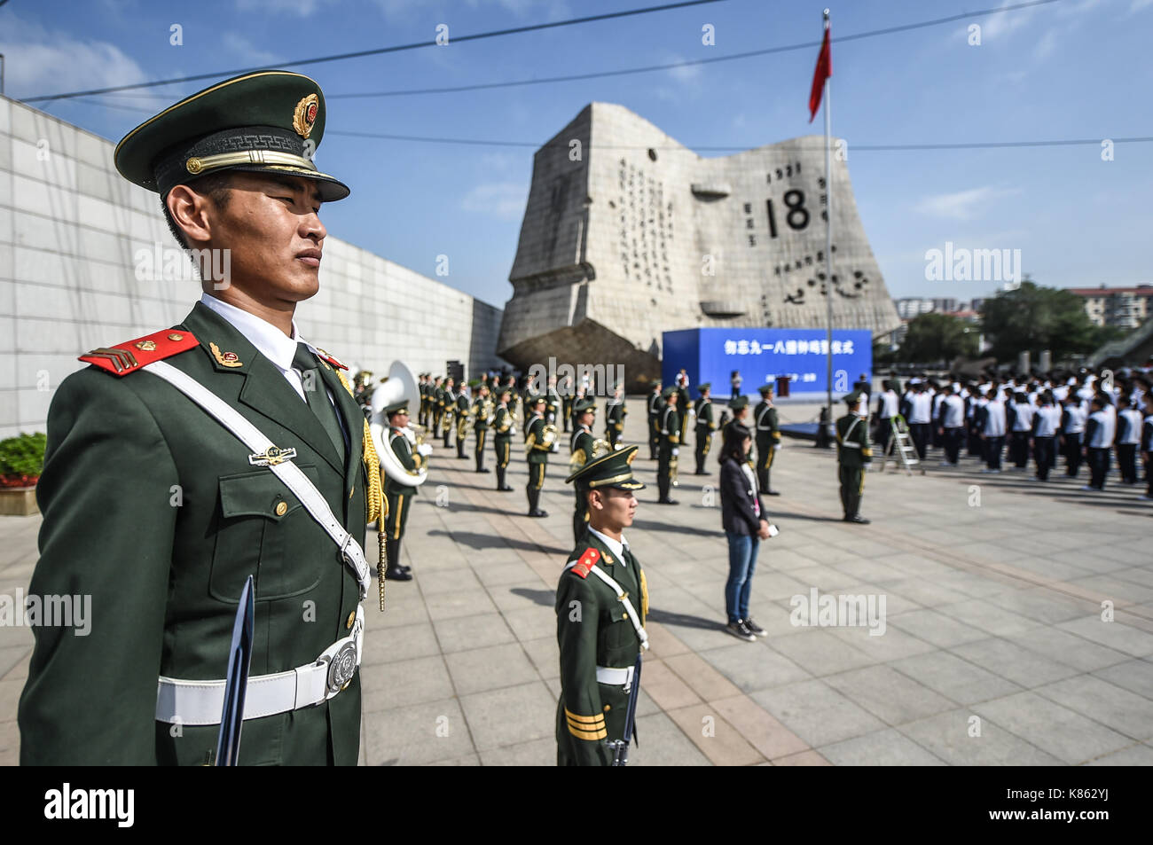 (170918) -- SHENYANG, Sept. 18, 2017 (Xinhua) -- People attend a ...