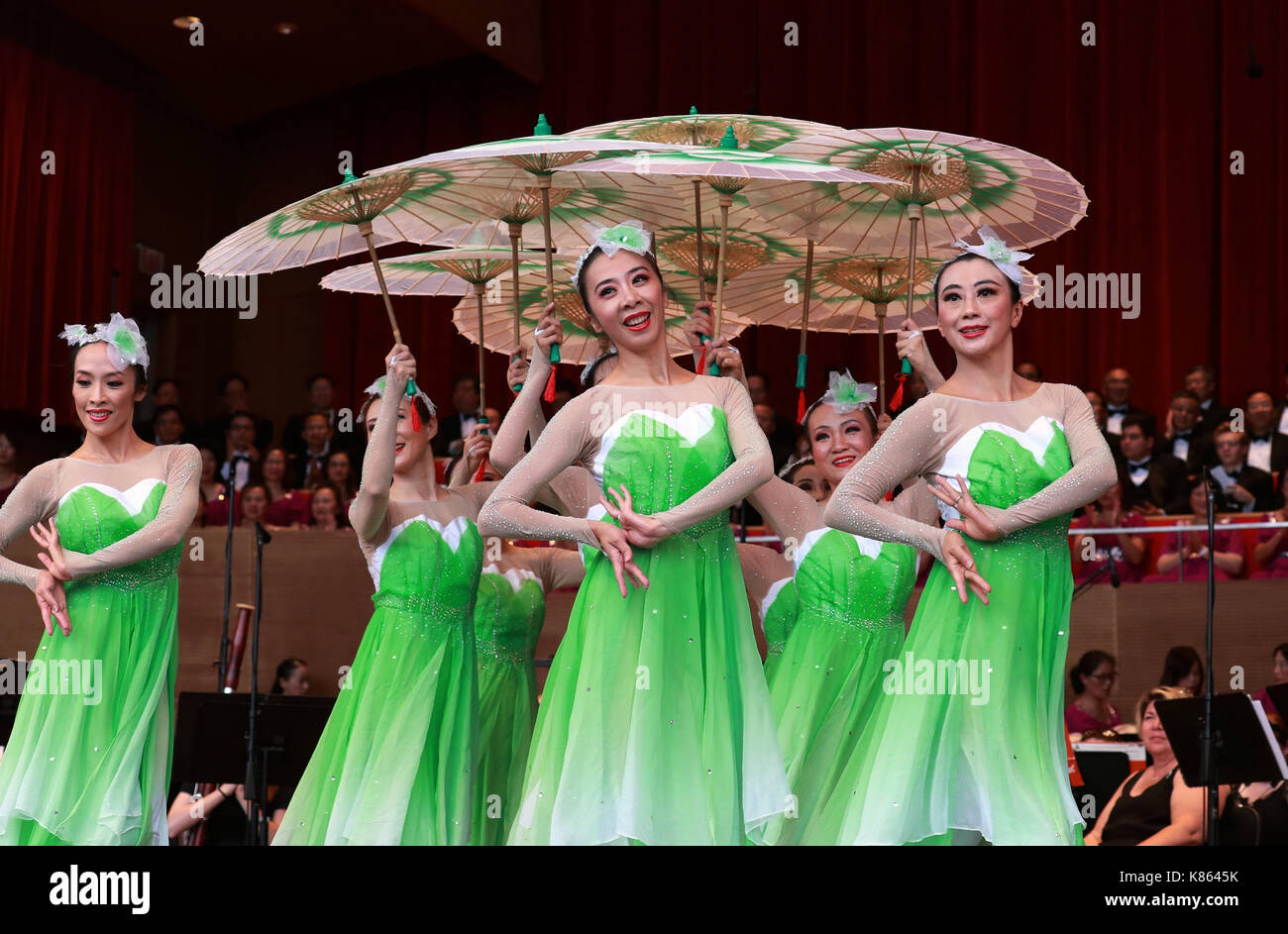 Chicago, USA. 17th Sep, 2017. Dancers perform Chinese folk dance ...