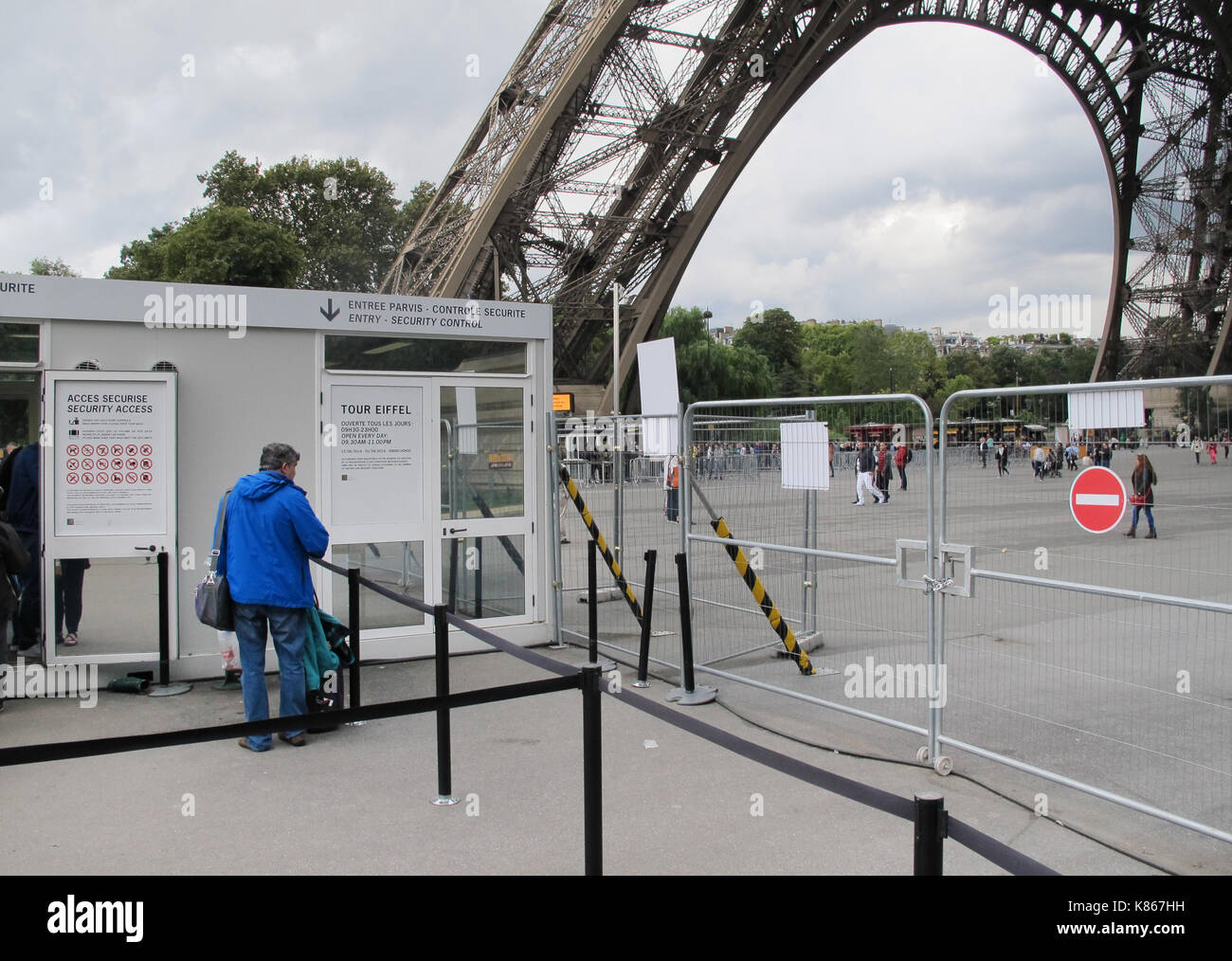 Paris, France. 18th Sep, 2017. Barriers at the entrance to the Eiffel ...