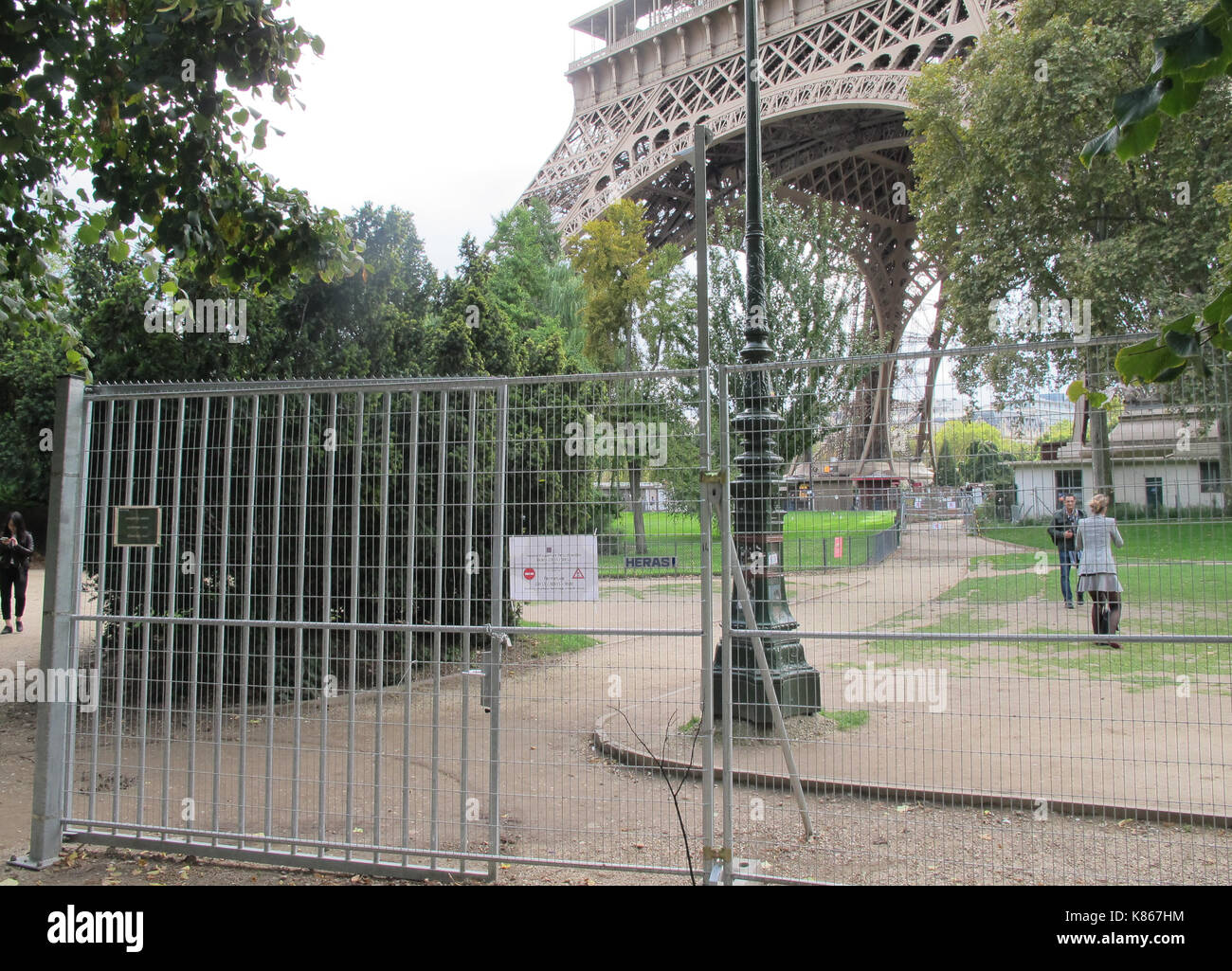 Paris, France. 18th Sep, 2017. Barriers on the east side of the Eiffel ...