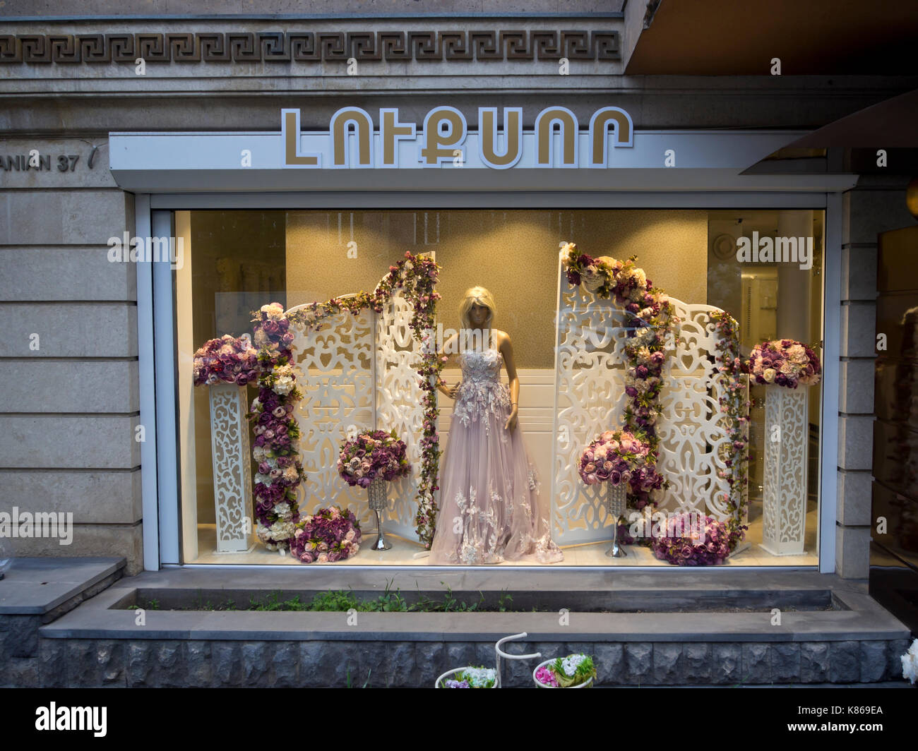 Extravagantly decorated shop window with inspiration for anyone ...