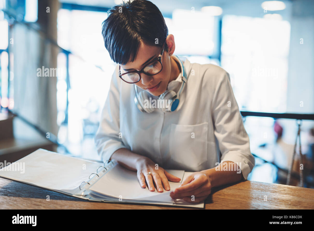 College female study book hi-res stock photography and images - Alamy