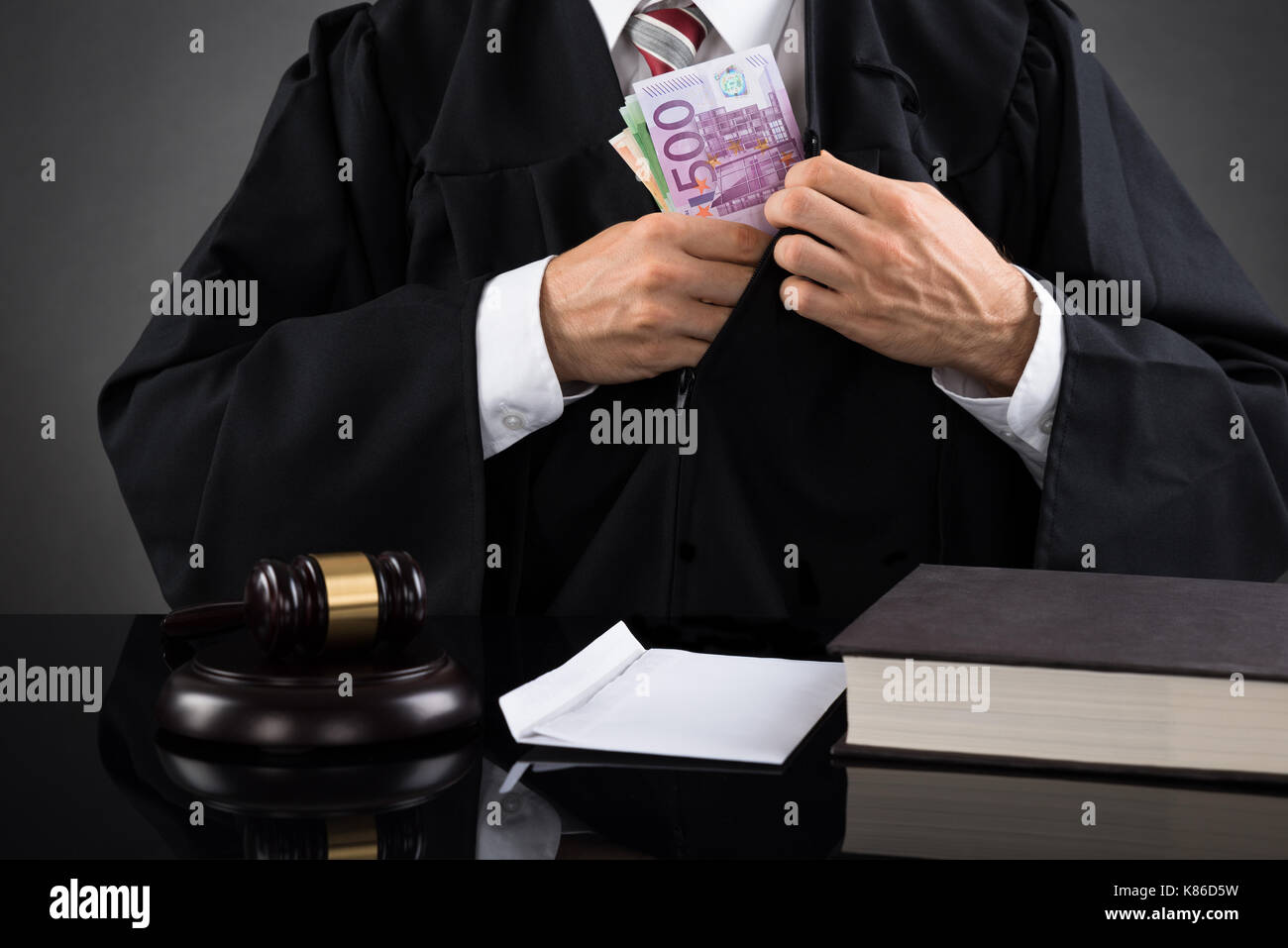 Judge desk hi-res stock photography and images - Alamy