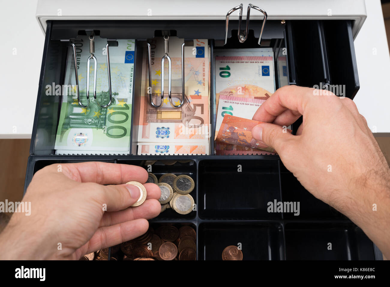 Cashier money hands hi-res stock photography and images - Alamy