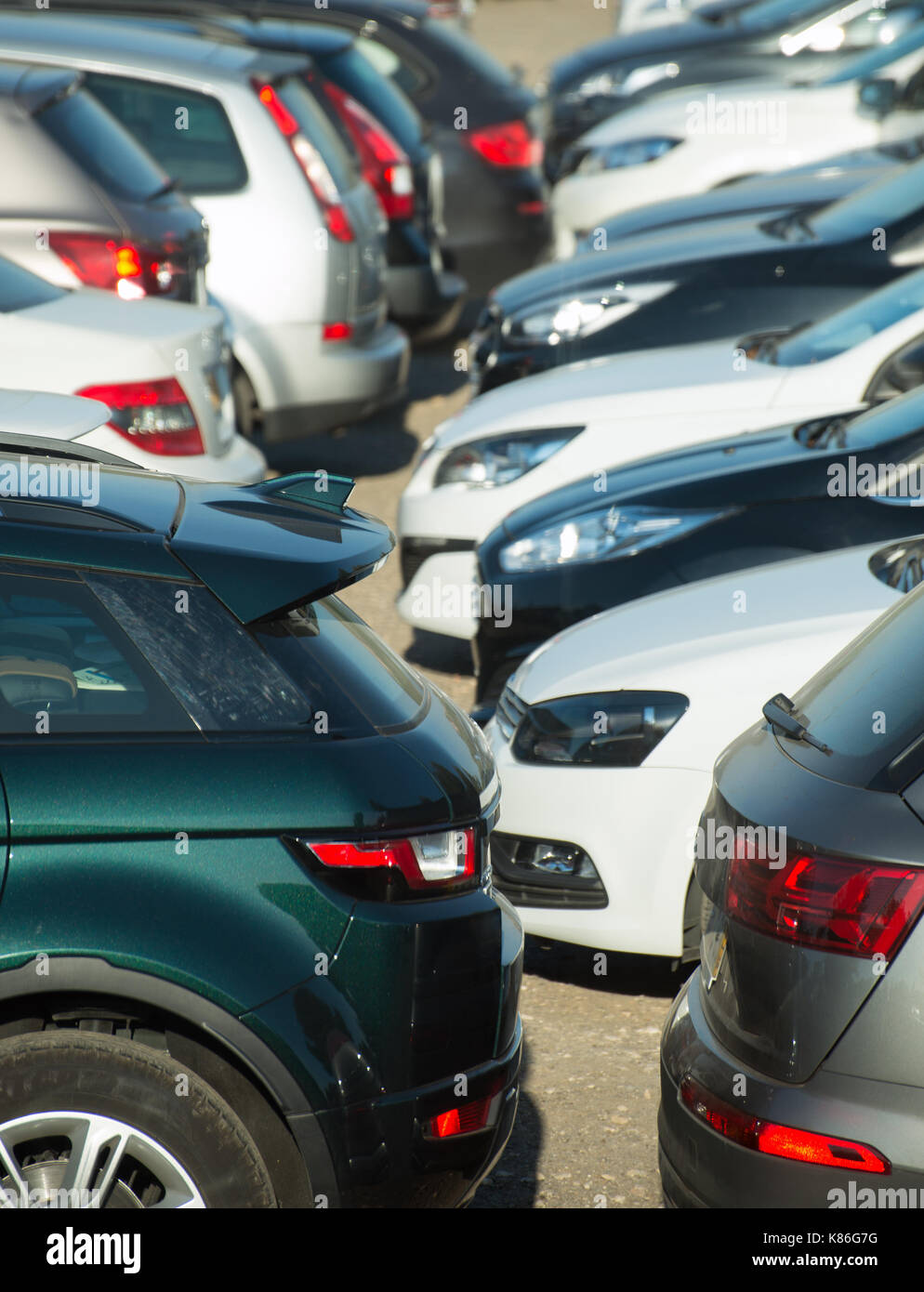 Cars tightly parked hi-res stock photography and images - Alamy