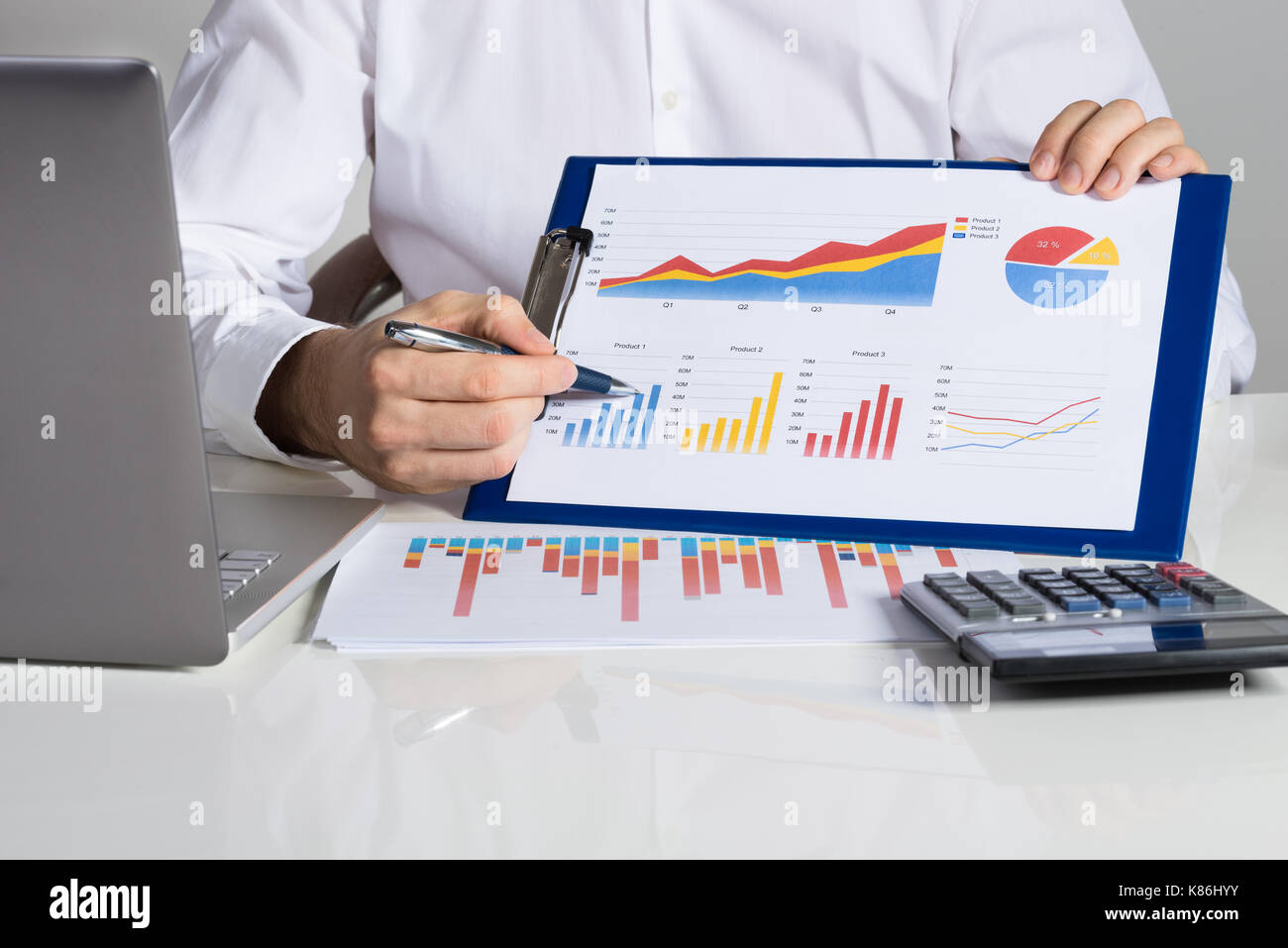 Showing financial charts hi-res stock photography and images - Alamy