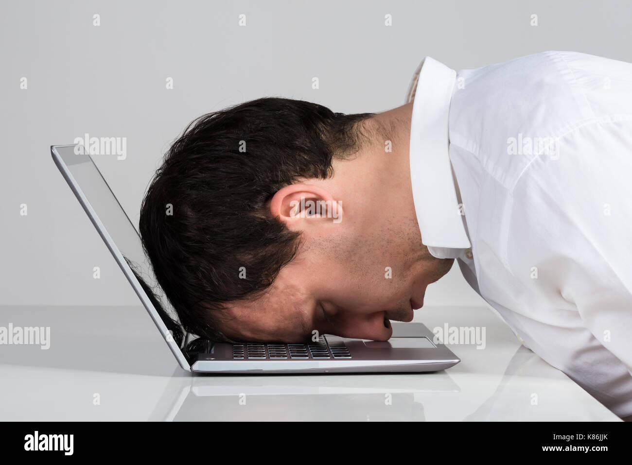 Man leaning on desk hi-res stock photography and images - Alamy