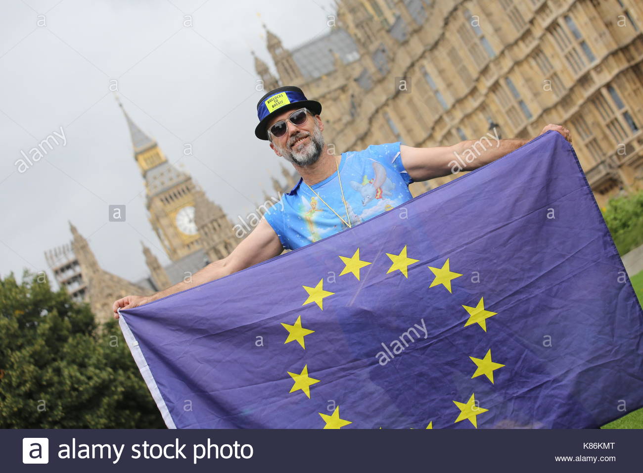 Man holding eu flag at westminster hi-res stock photography and images ...