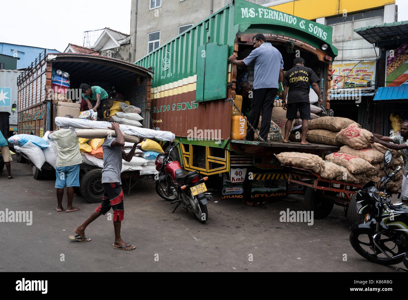 Pettah Market in Colombo, Sri Lanka. Pettah Market in Colombo’s biggest ...