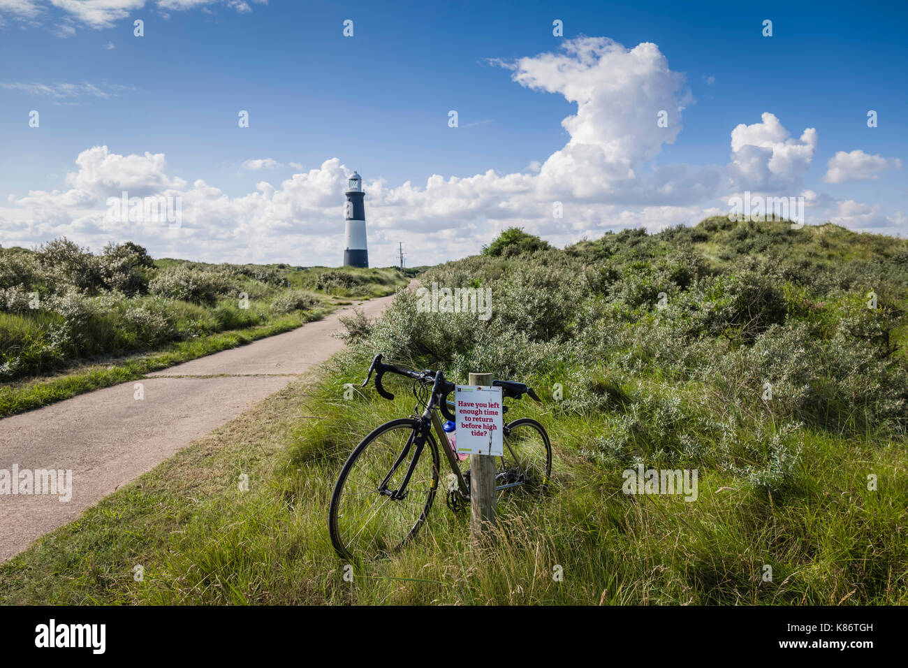 Spurn point lighthouse high tide hi-res stock photography and images ...