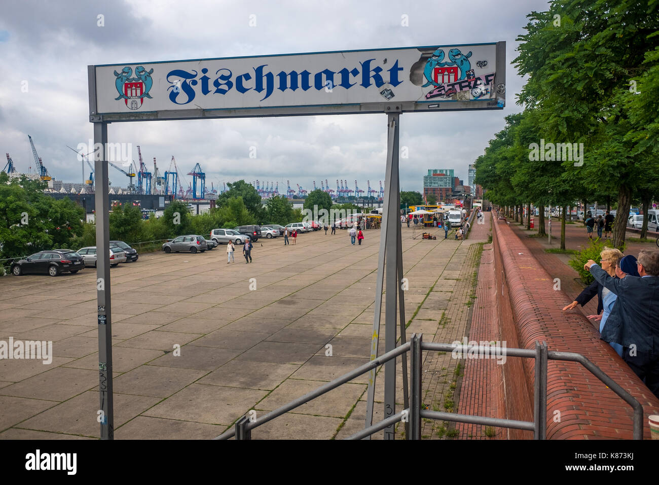 Fish market hamburg crates hi-res stock photography and images - Alamy