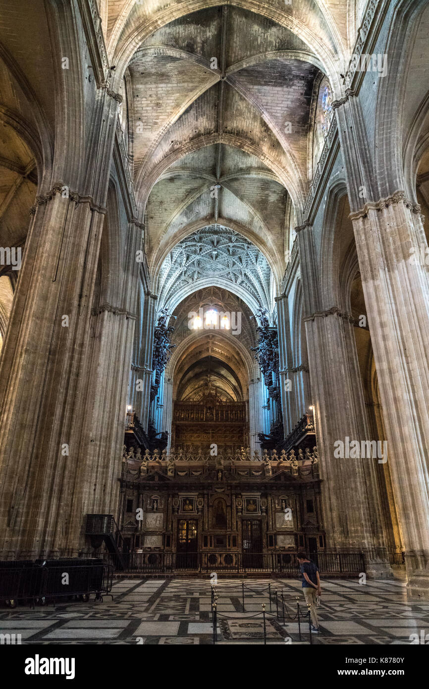 Interior de la catedral de sevilla hi-res stock photography and images ...