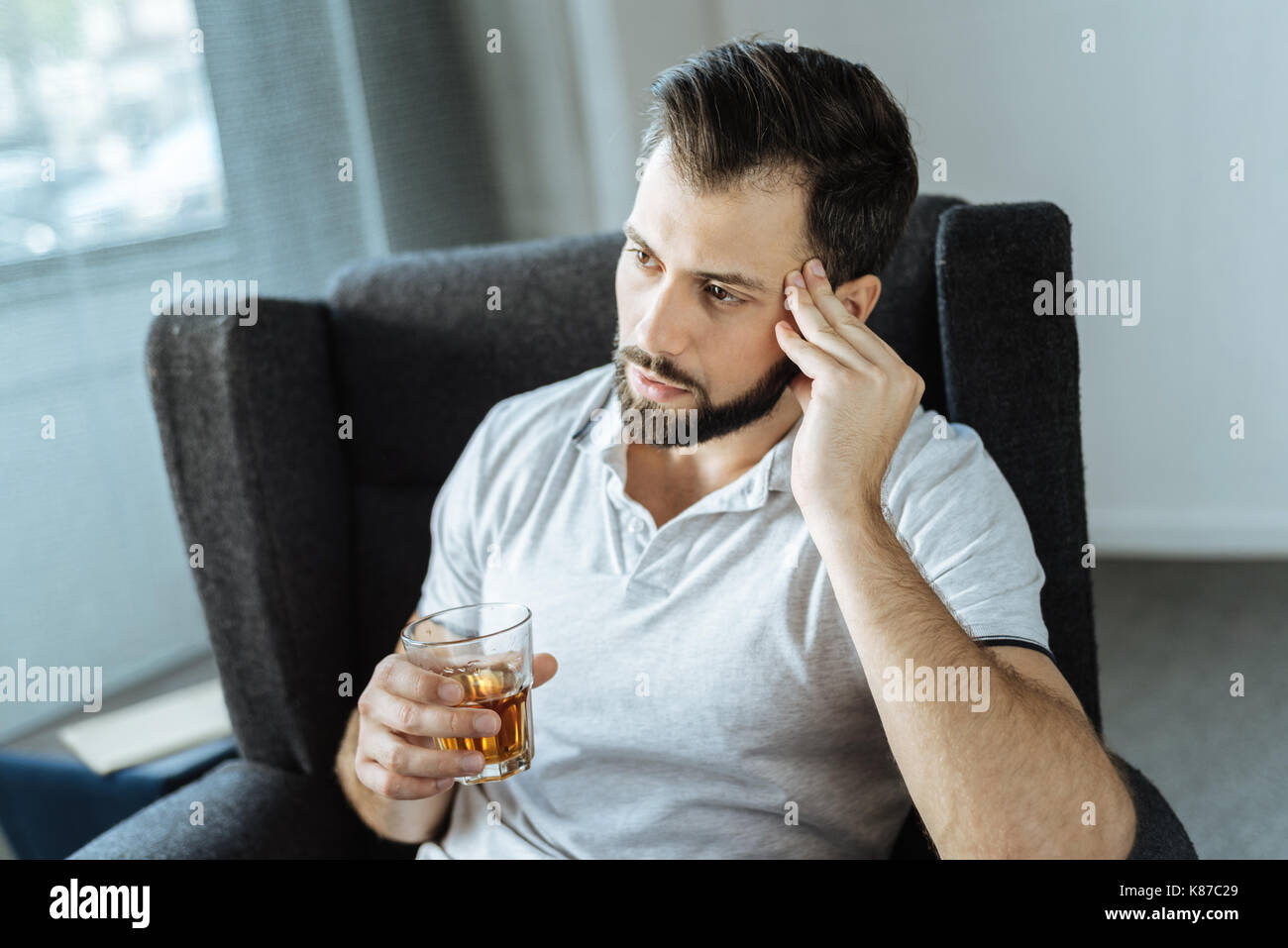 Sad upset man drinking alcohol Stock Photo - Alamy