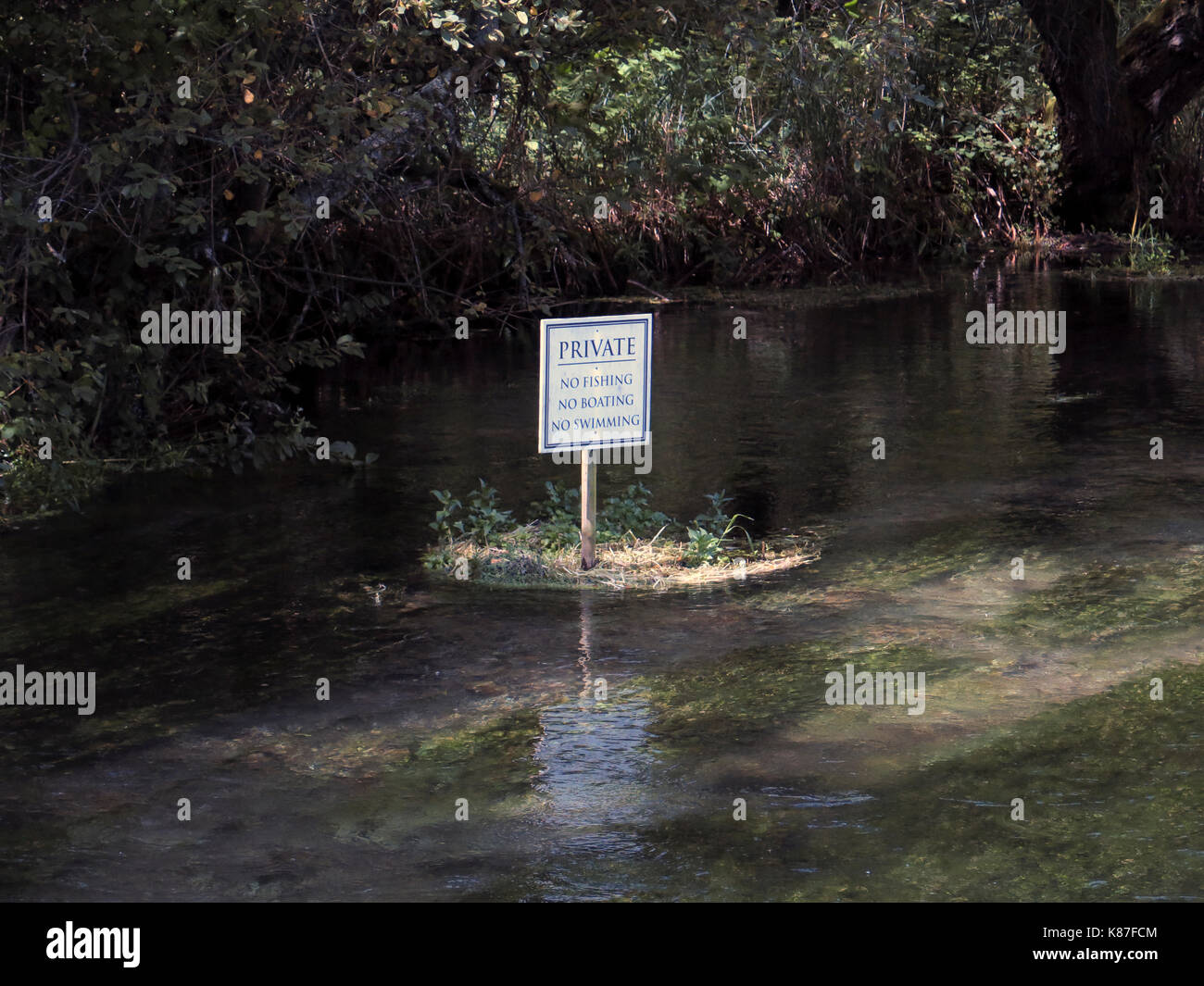 River Itchen: Private, no fishing sign Stock Photo - Alamy