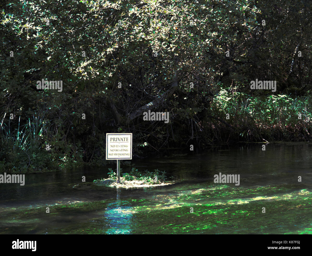 River Itchen: Private, no fishing sign Stock Photo - Alamy