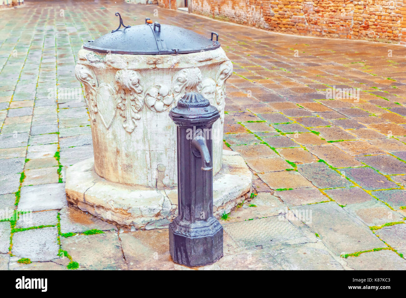 Courtyard Well Wells High Resolution Stock Photography and Images - Alamy