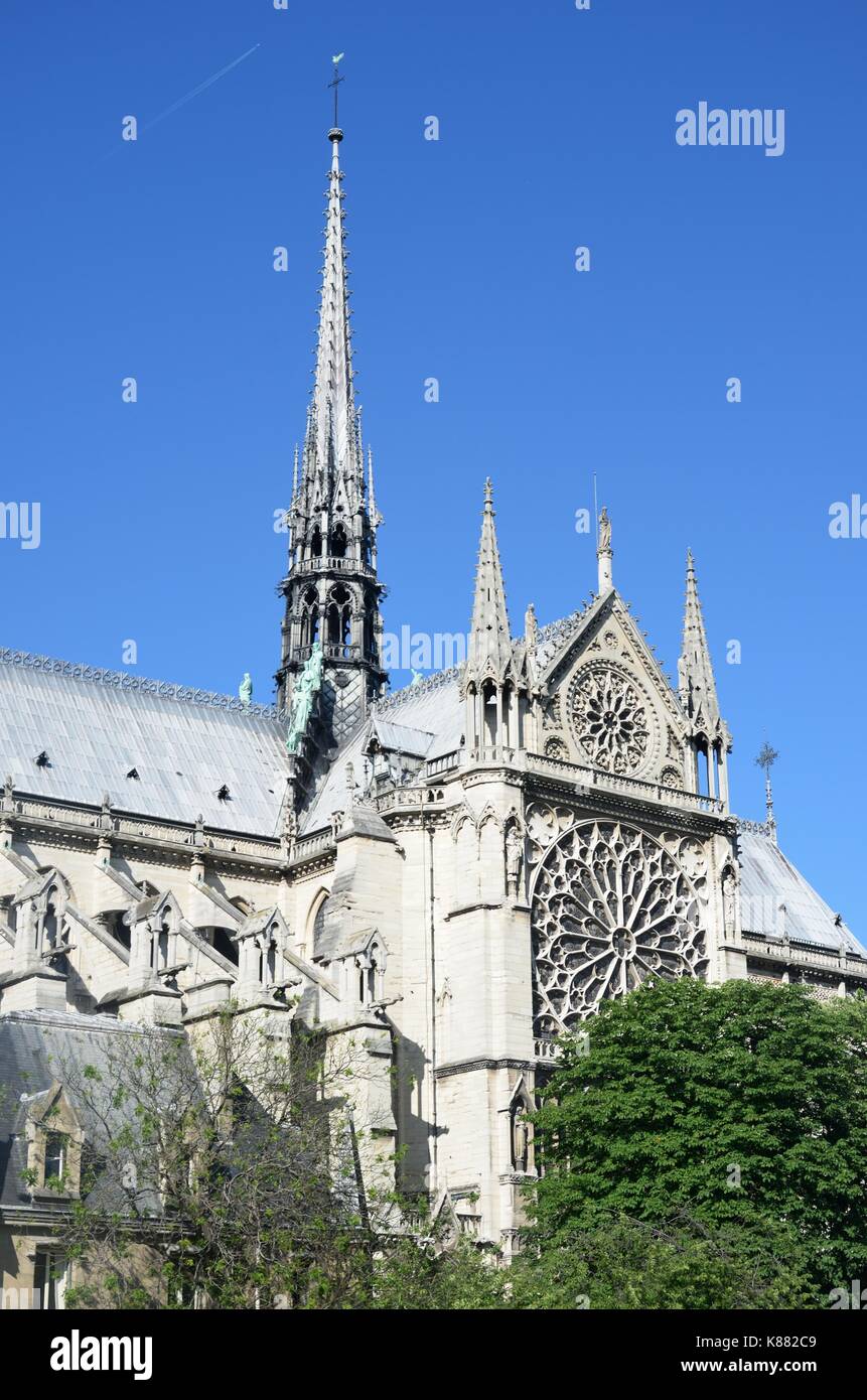 Notre dame exterior side hi-res stock photography and images - Alamy