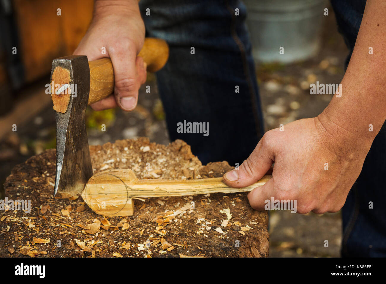 Cutting wood splitting axe hand hi-res stock photography and images - Alamy