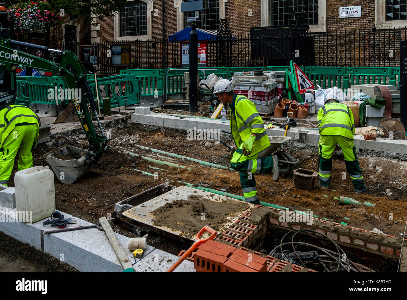 Construction workers uk hi-res stock photography and images - Alamy