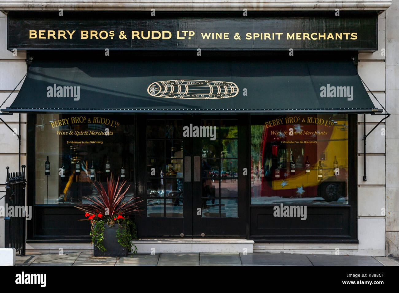 Wine and spirit store hi-res stock photography and images - Alamy