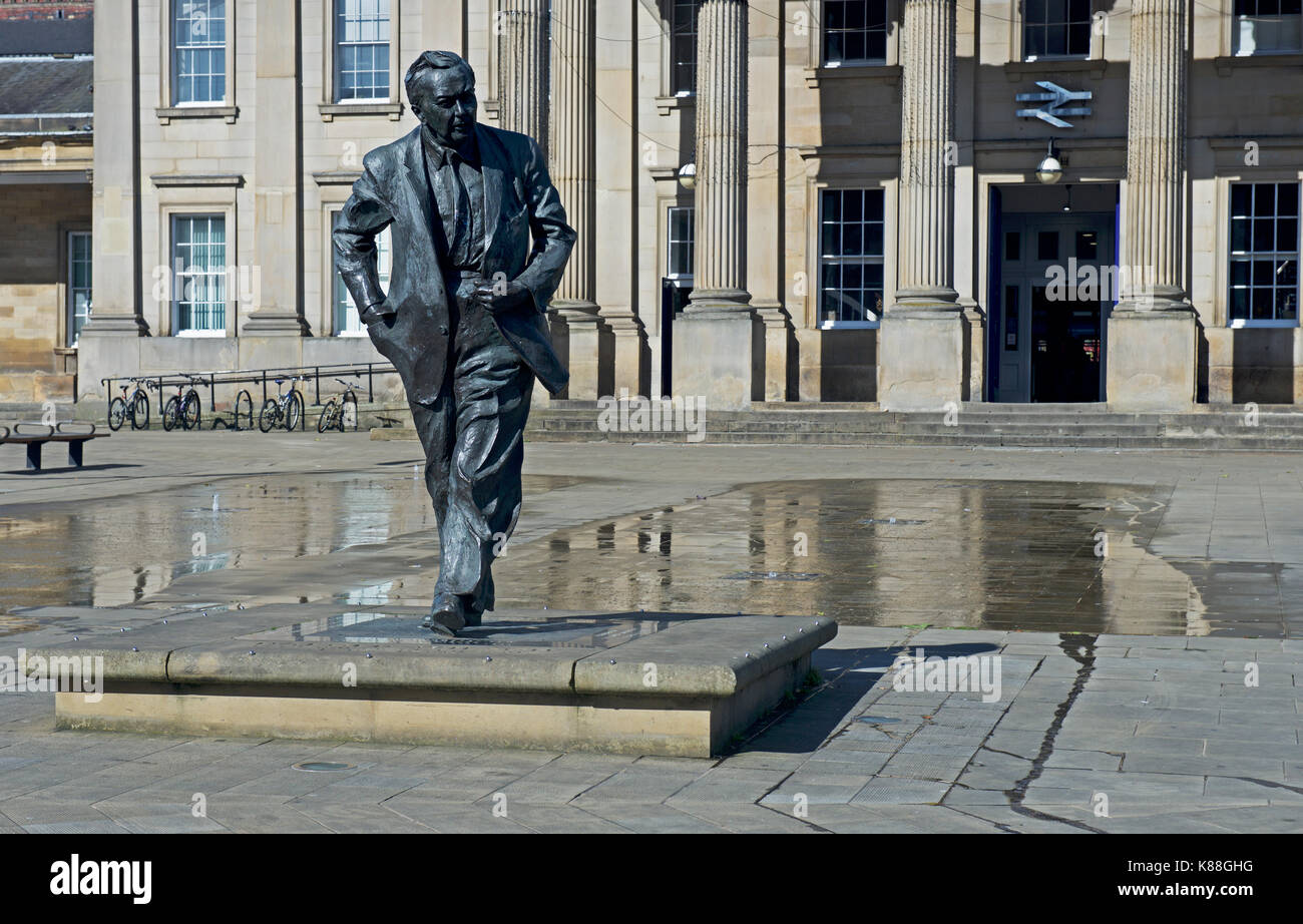 Statue of Harold Wilson in St George's Square, Huddersfield, Kirklees ...