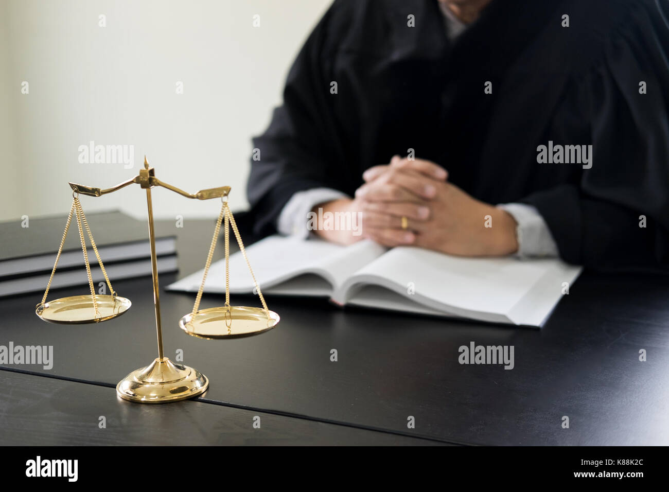 Judge reading documents hi-res stock photography and images - Alamy