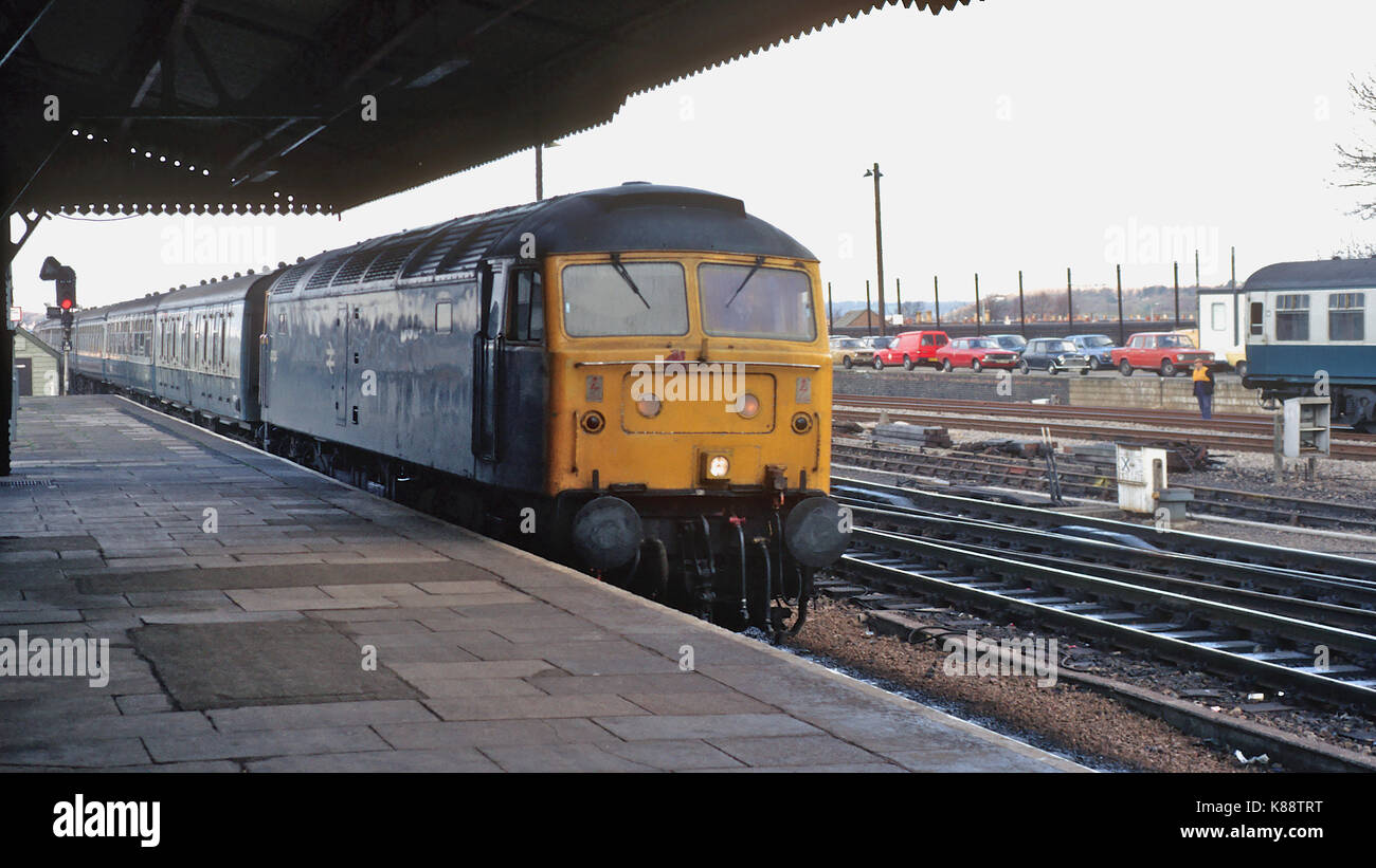 Class 47 locomotive arrives at Reading station with a passenger train ...