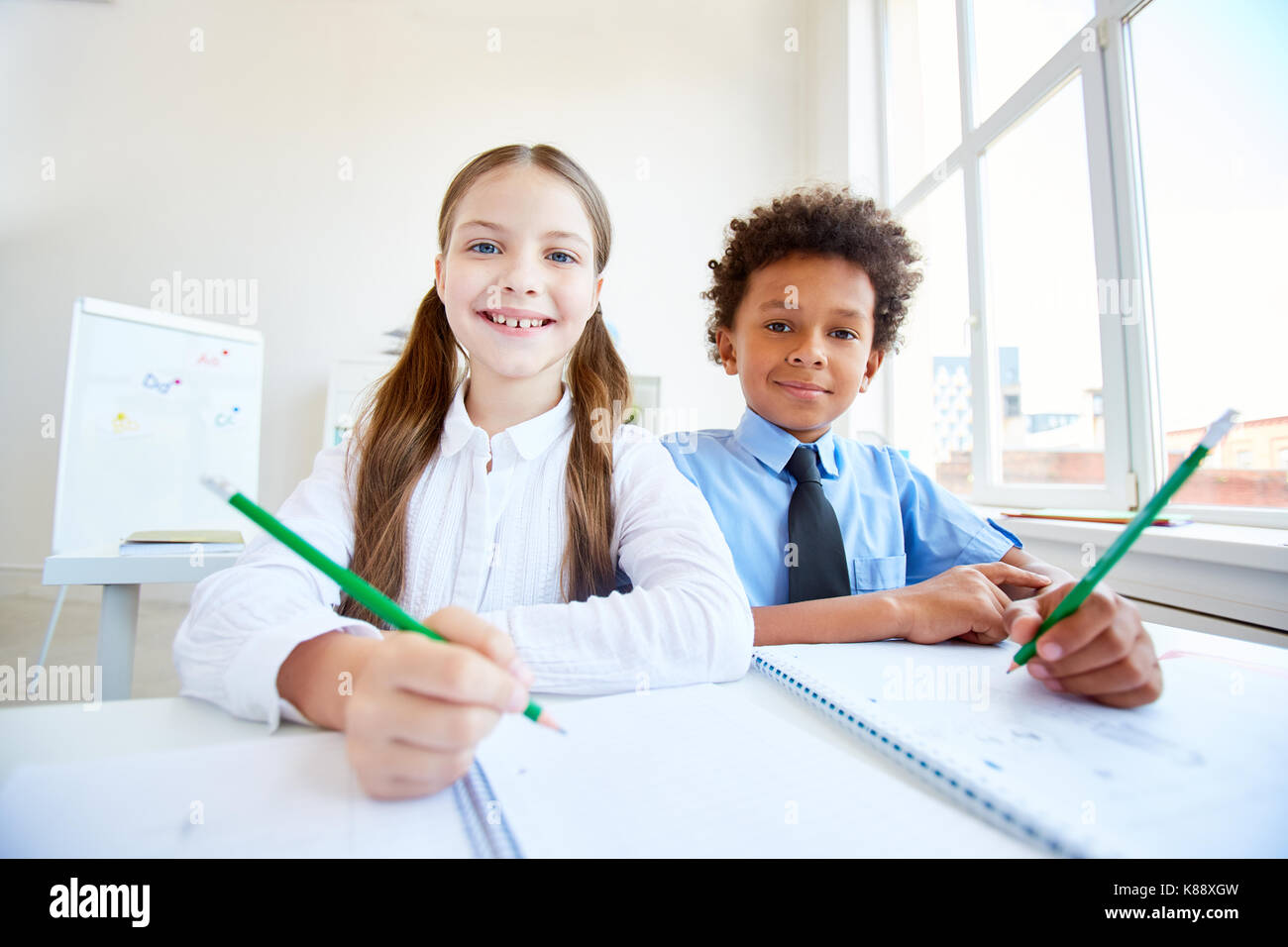 Happy school friends hi-res stock photography and images - Alamy